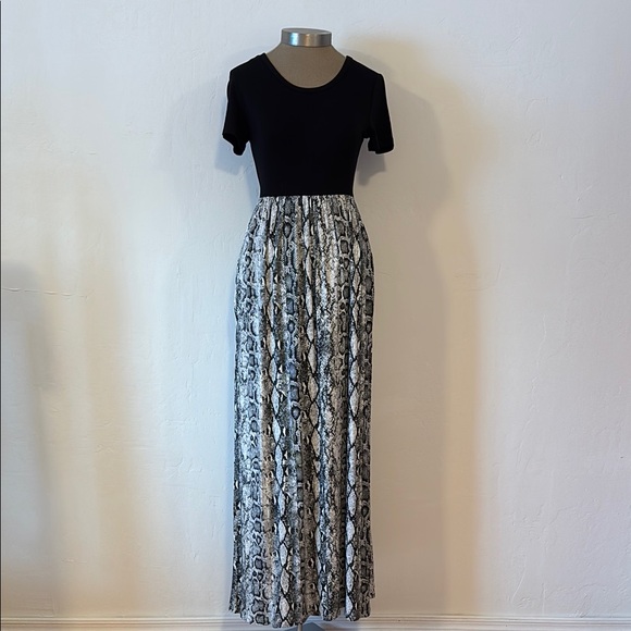 Vi! Show | Dresses | Nwt Black And Gray Snake Look Maxi Dress With Crew ...